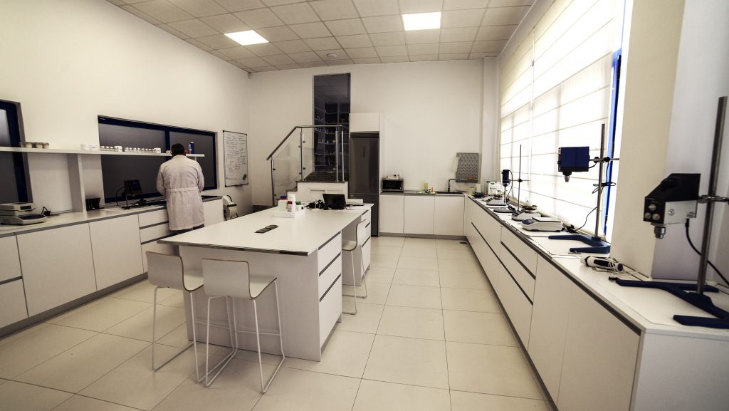 Nuevo laboratorio de investigación y desarrollo. - Alga Industria